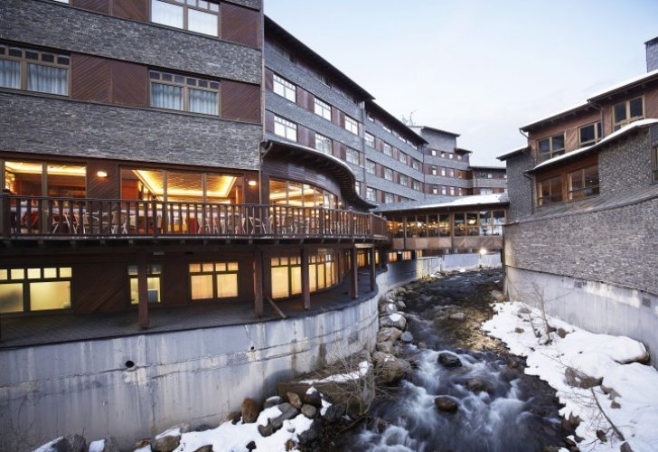 Ski Holidays 2022/2023 - Skiing and Snowboarding Holidays - Esquiades.com